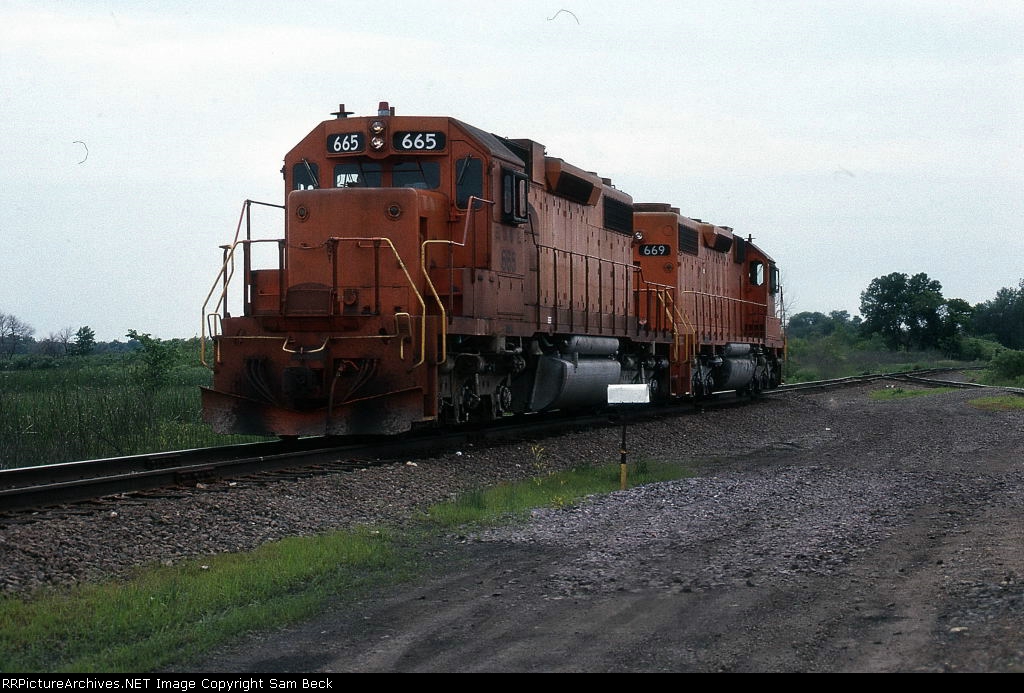 EJ&E 665 and 669 on the BN